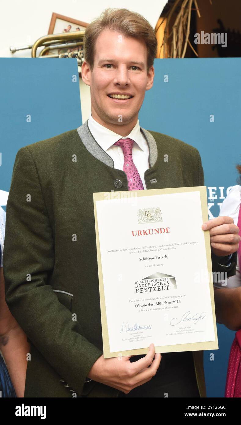 Mathias Reinbold Wirt Urkunde fuer Ausgezeichnetes Oktoberfest ...