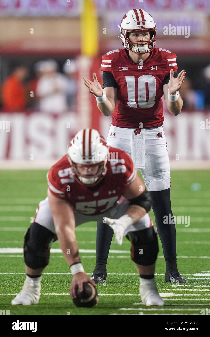 Wisconsin Badgers quarterback Tyler Van Dyke (10) prepares to take the ...