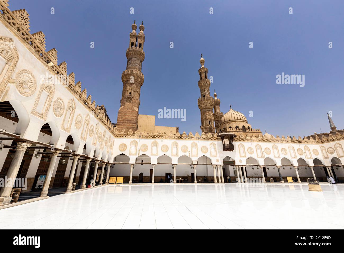 Al-Azhar Mosque, Azhar, courtyard with corridor, Islamic area in old ...
