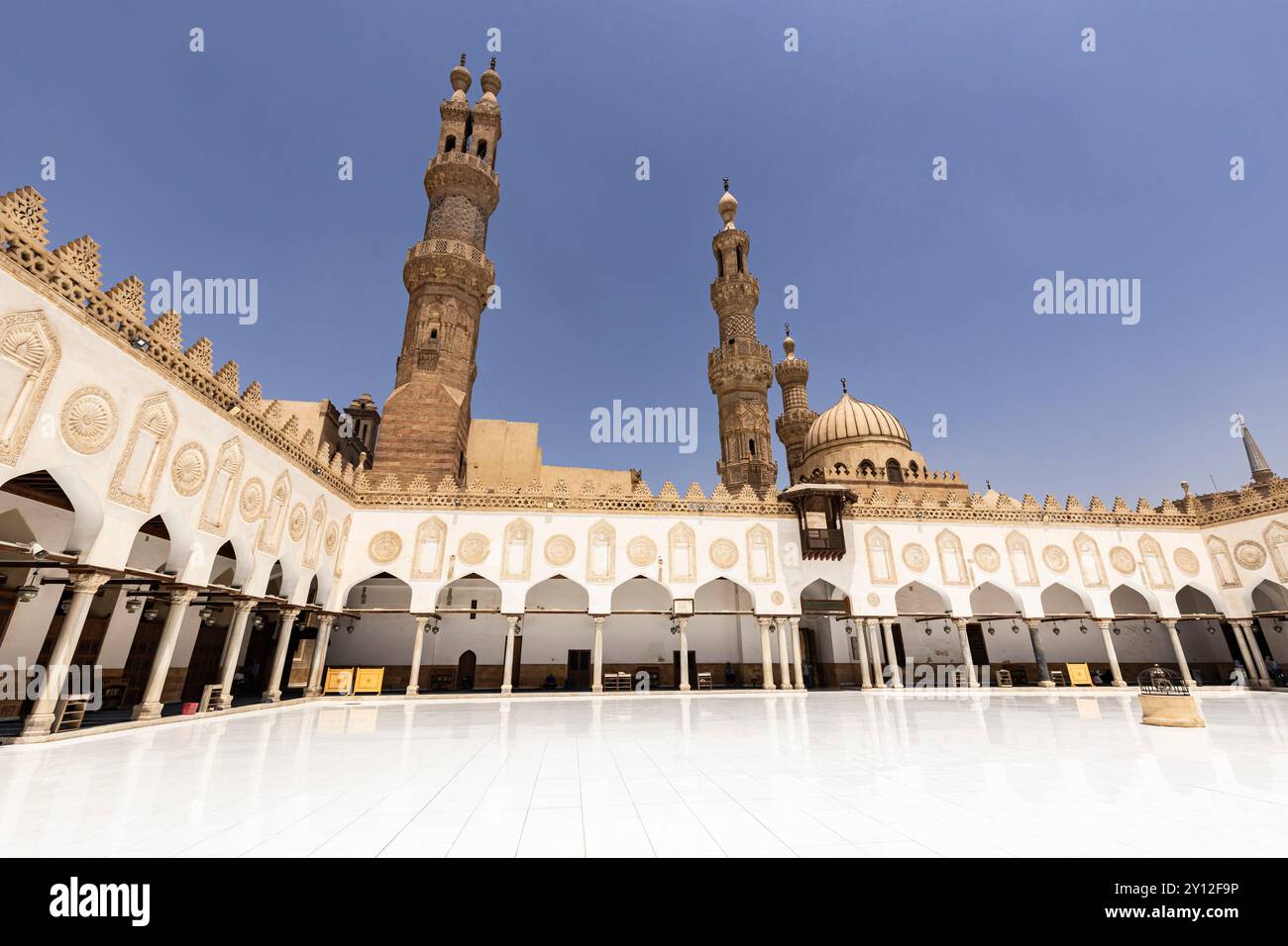 Al-Azhar Mosque, Azhar, courtyard with corridor, Islamic area in old ...