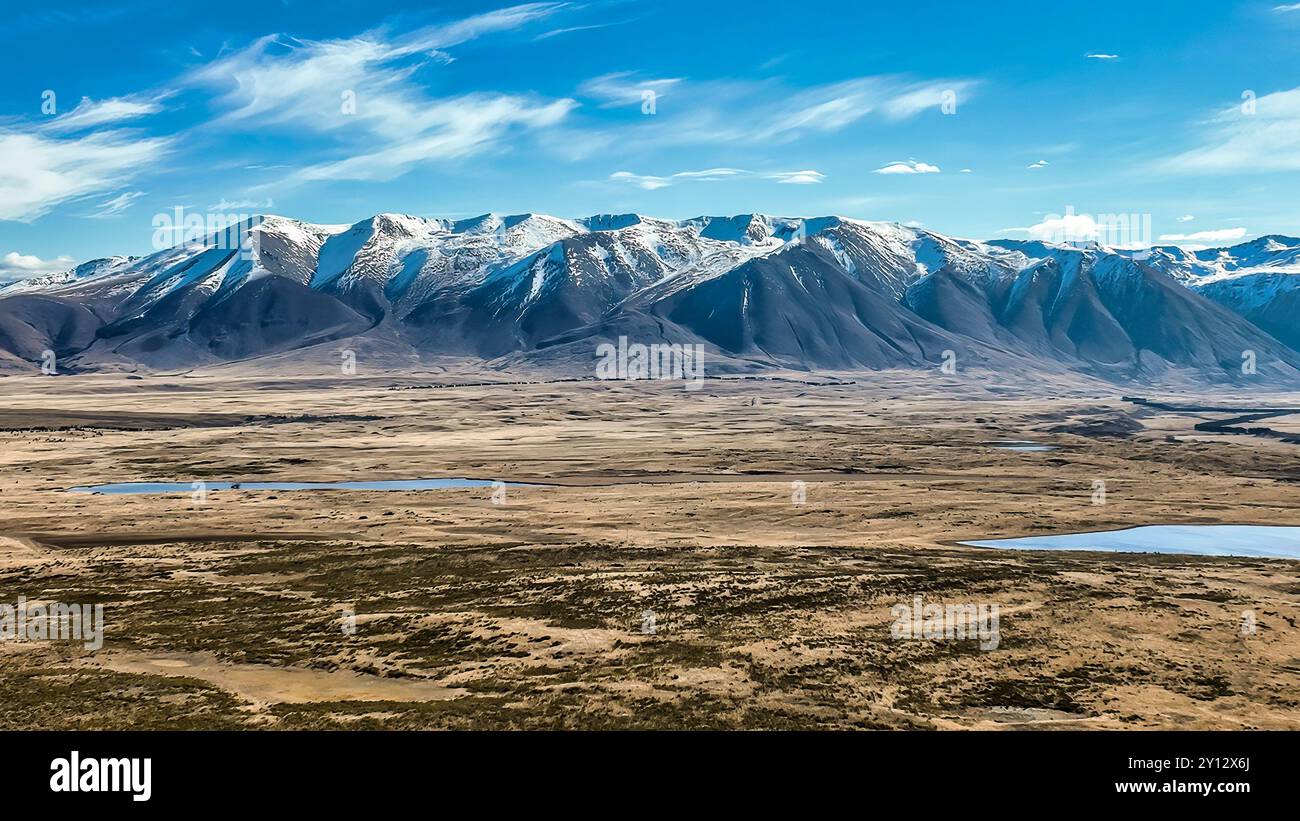 The way to Lake Ohau and the southern alps through alpine grasses and ...