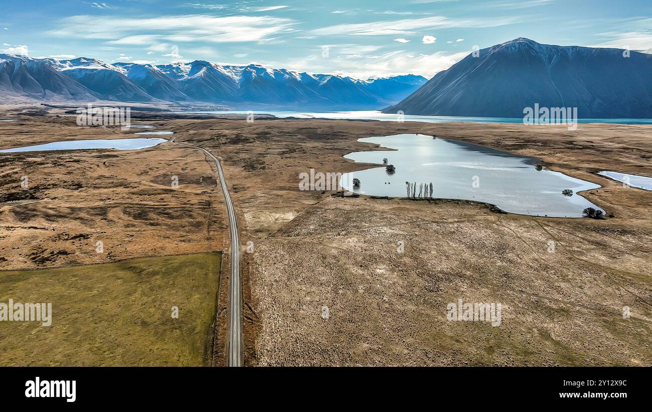 The way to Lake Ohau and the southern alps through alpine grasses and ...