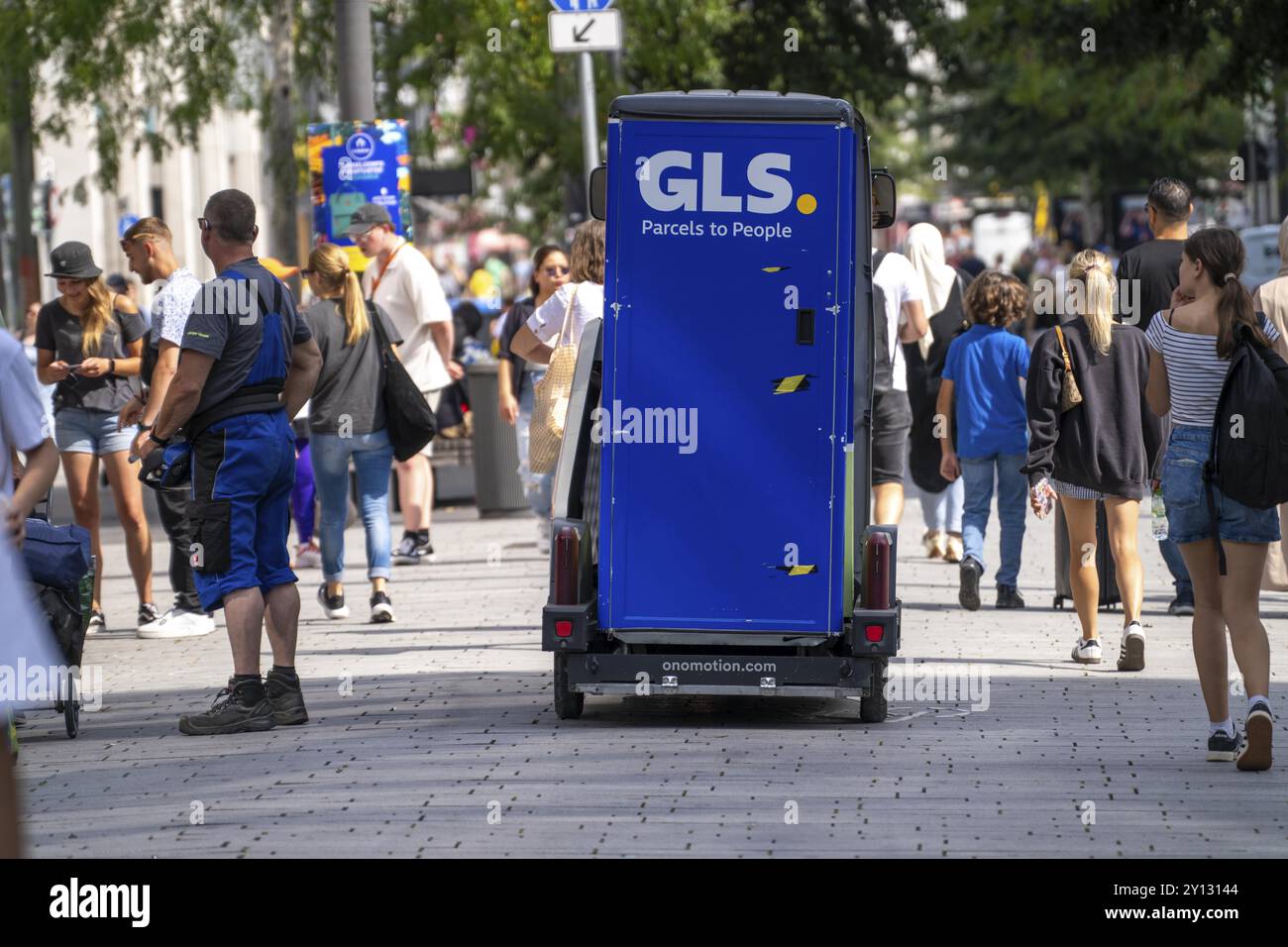 GLS delivery e-cargo bike, on Schadowstrasse, ONO e-cargo bike, in Duesseldorf, North Rhine ...