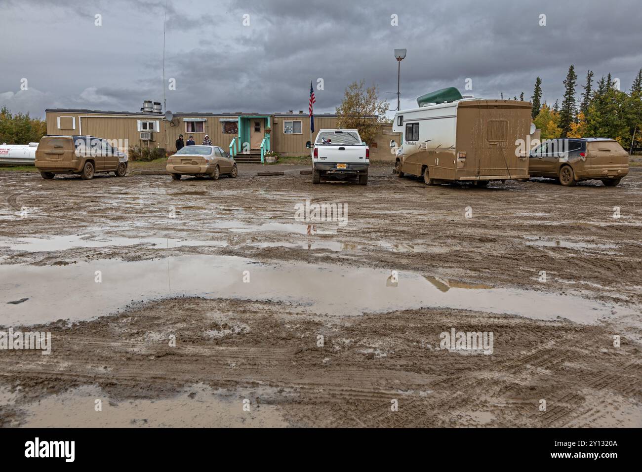 Dirty cars and muddy car park in front of pub, adventure tourism ...