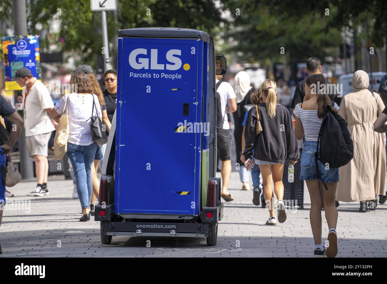 GLS delivery e-cargo bike, on Schadowstrasse, ONO e-cargo bike, in Duesseldorf, North Rhine ...