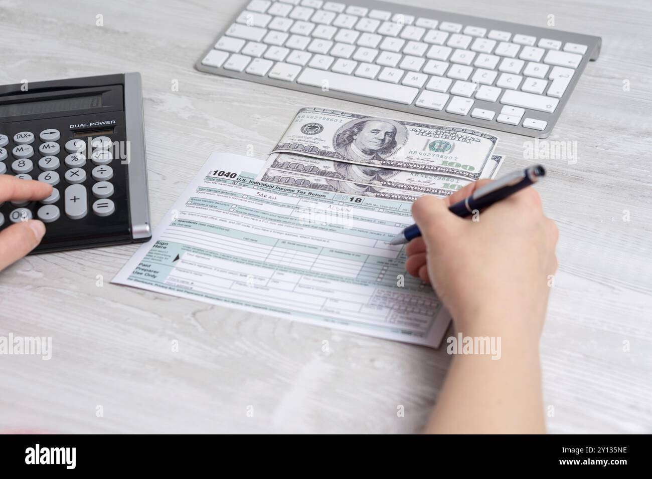 1040 tax 2019 computer hi-res stock photography and images - Alamy