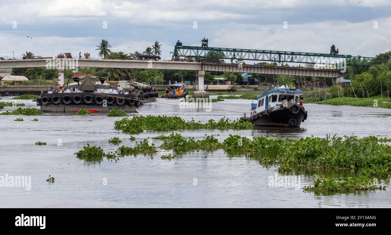 Bridge construction & Barge Stock Photo - Alamy