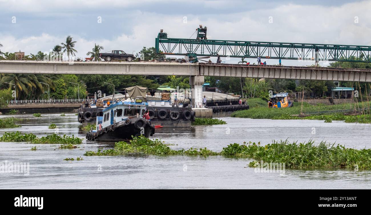 Bridge construction & Barge Stock Photo - Alamy