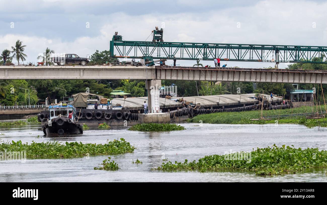 Bridge construction & Barge Stock Photo - Alamy