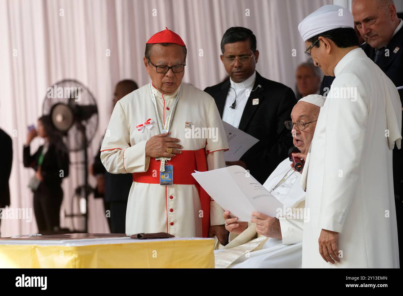 Pope Francis, accompanied by the Archbishop of Jakarta Cardinal ...