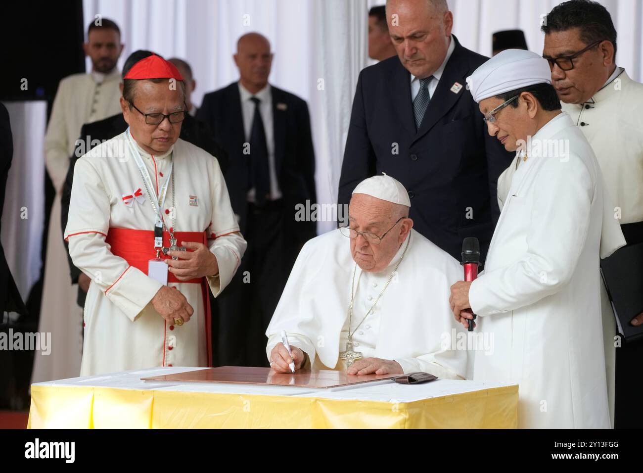 Pope Francis, accompanied by the Archbishop of Jakarta Cardinal ...