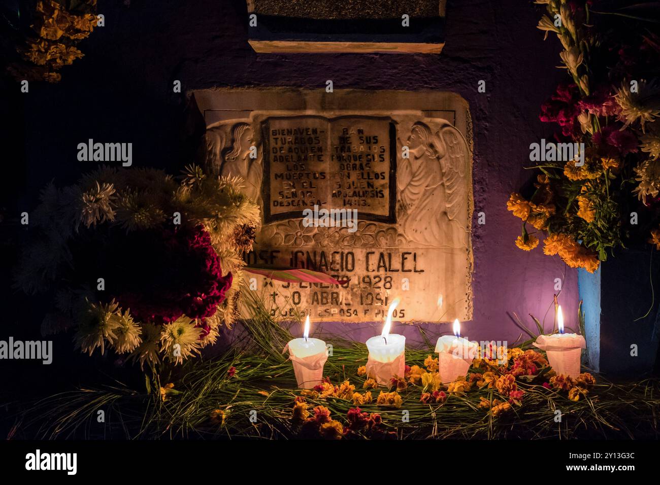 Officiating prayers and offerings for the Day of the Dead, General ...