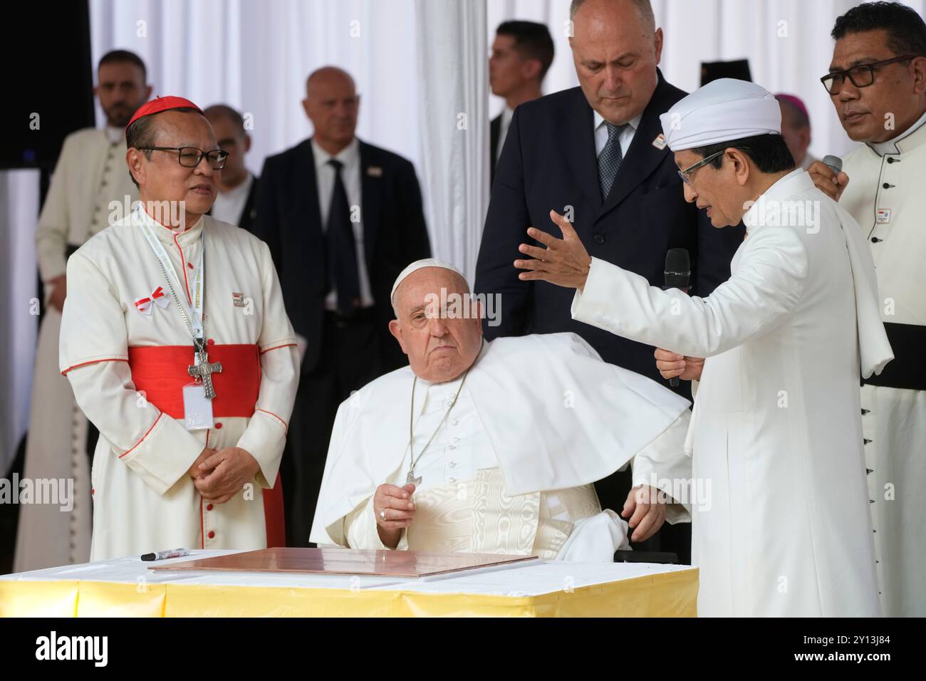 Pope Francis, accompanied by the Archbishop of Jakarta Cardinal ...