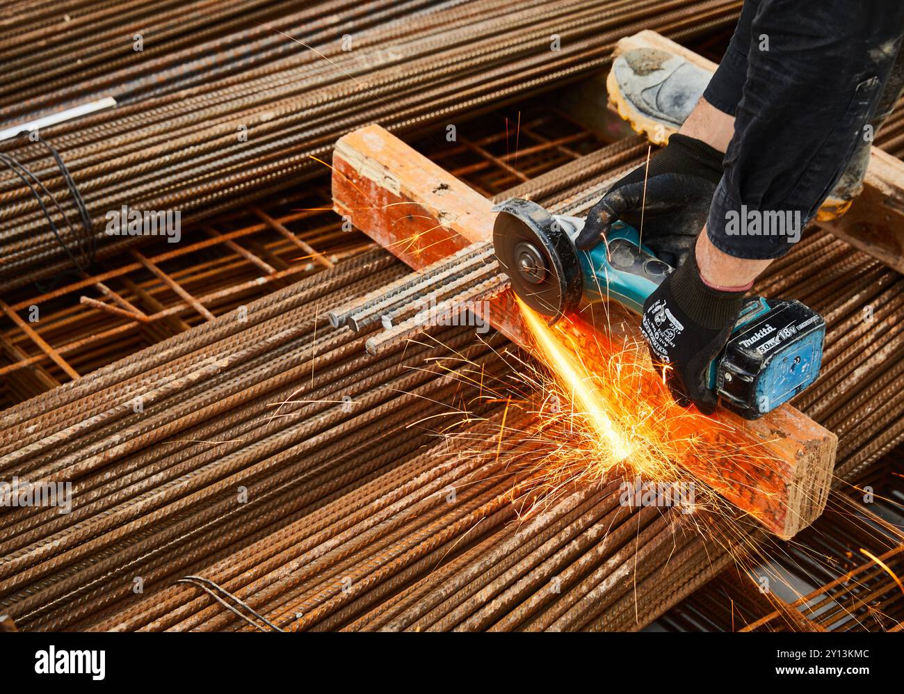 Cutting steel concrete reinforcement Stock Photo - Alamy