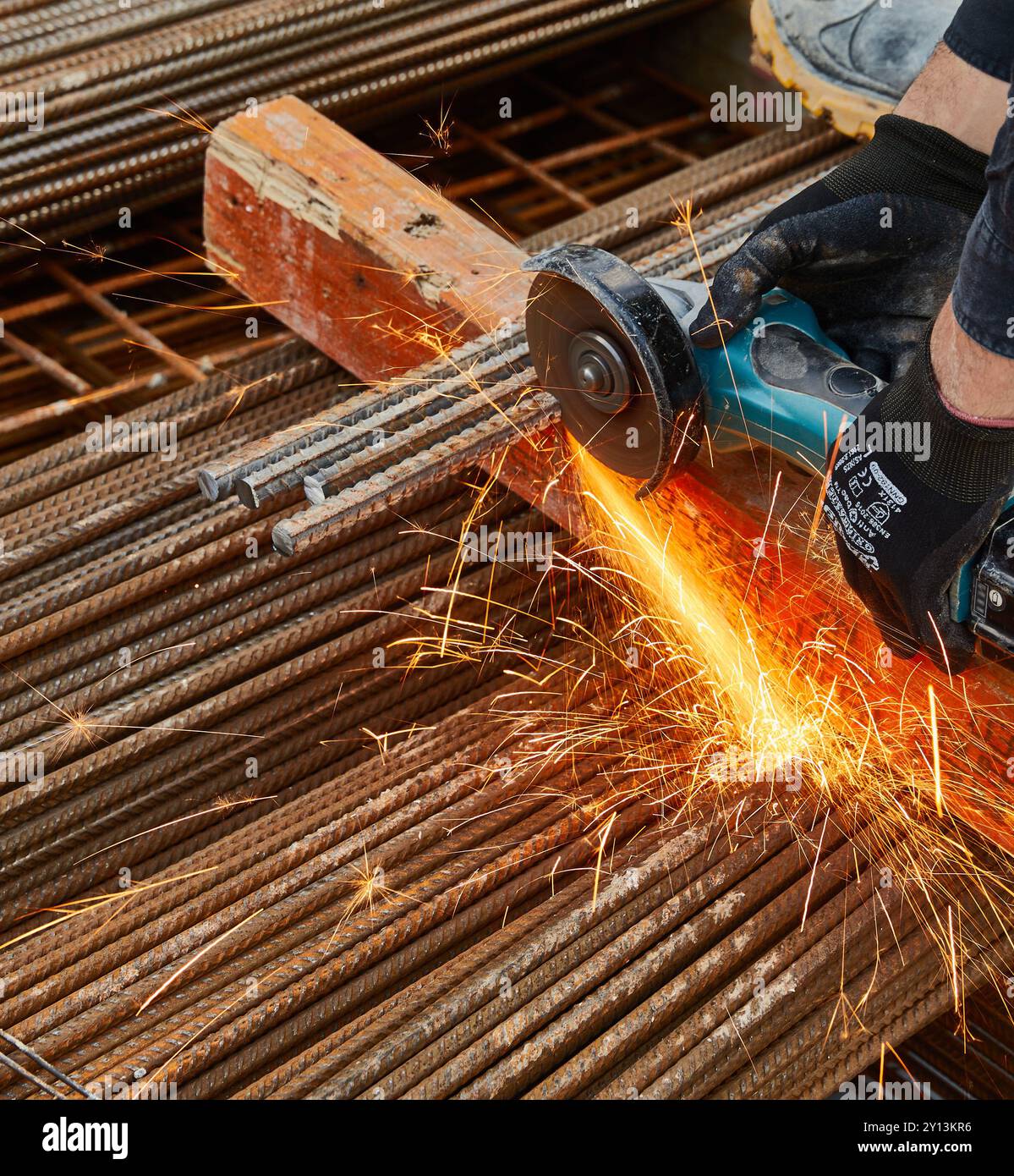 Cutting steel concrete reinforcement Stock Photo - Alamy