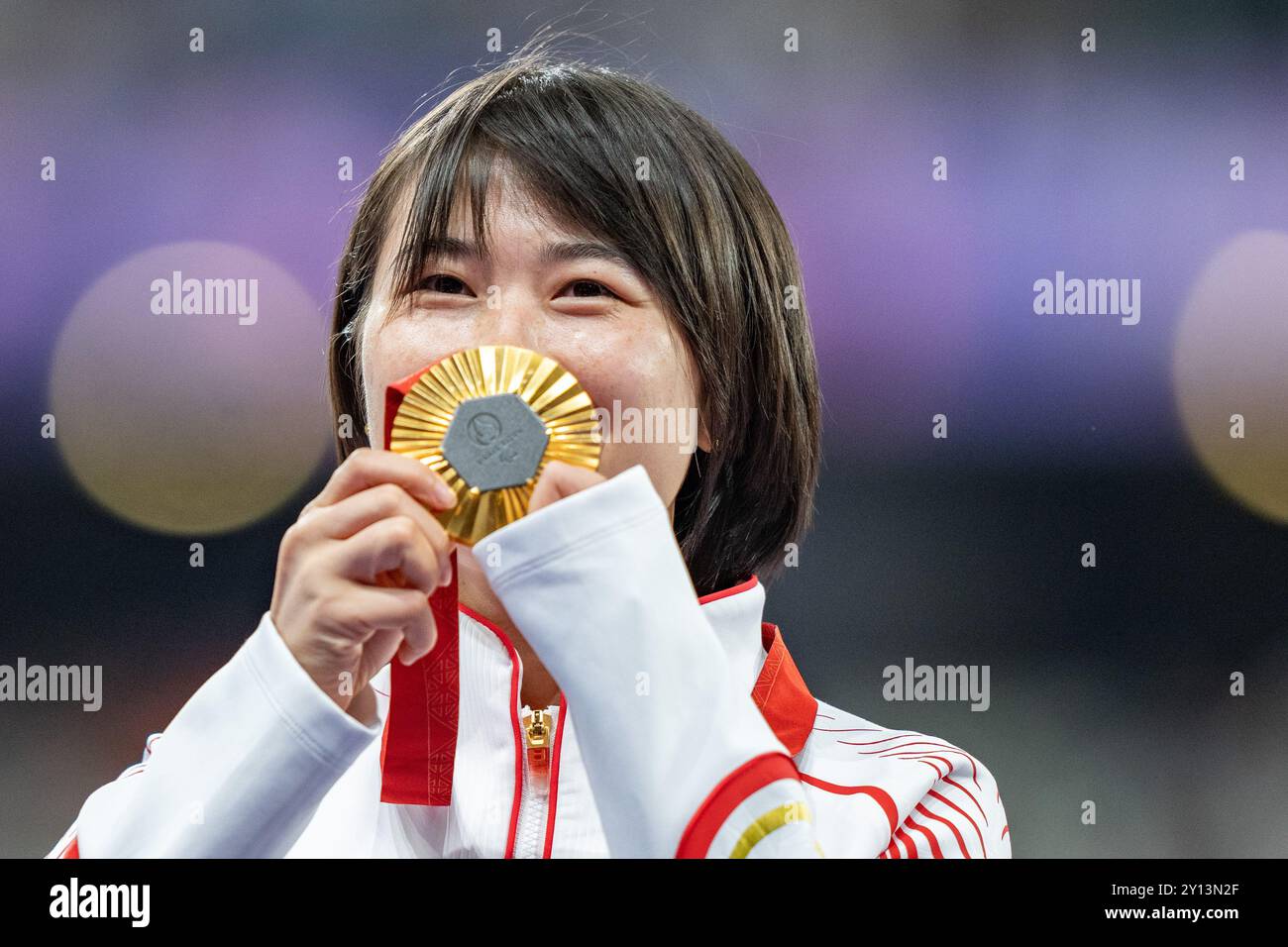 Paris, France. 4th Sep, 2024. Gold medalist China's Shi Yiting kisses ...