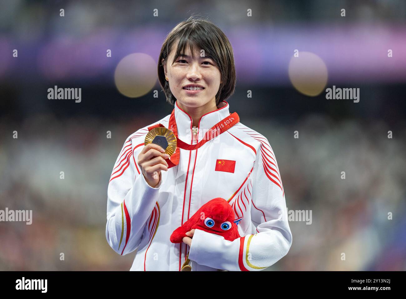 Paris, France. 4th Sep, 2024. Gold medalist China's Shi Yiting poses ...
