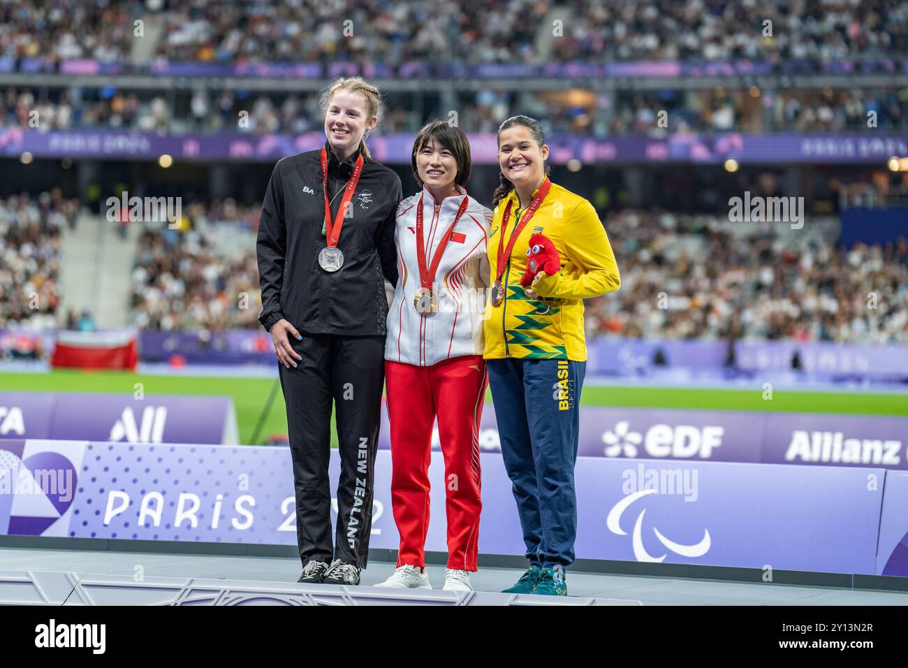 Paris, France. 4th Sep, 2024. Gold medalist China's Shi Yiting (C ...