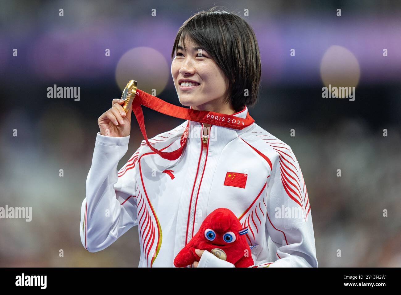 Paris, France. 4th Sep, 2024. Gold medalist China's Shi Yiting poses ...