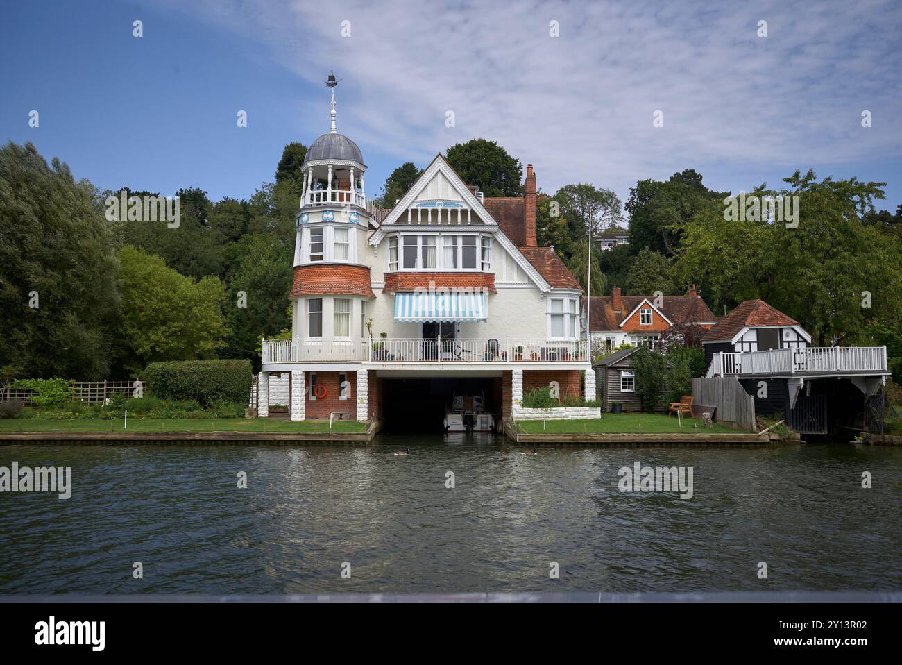 Grand riverside house in Caversham, Berkshire, offering stunning views ...