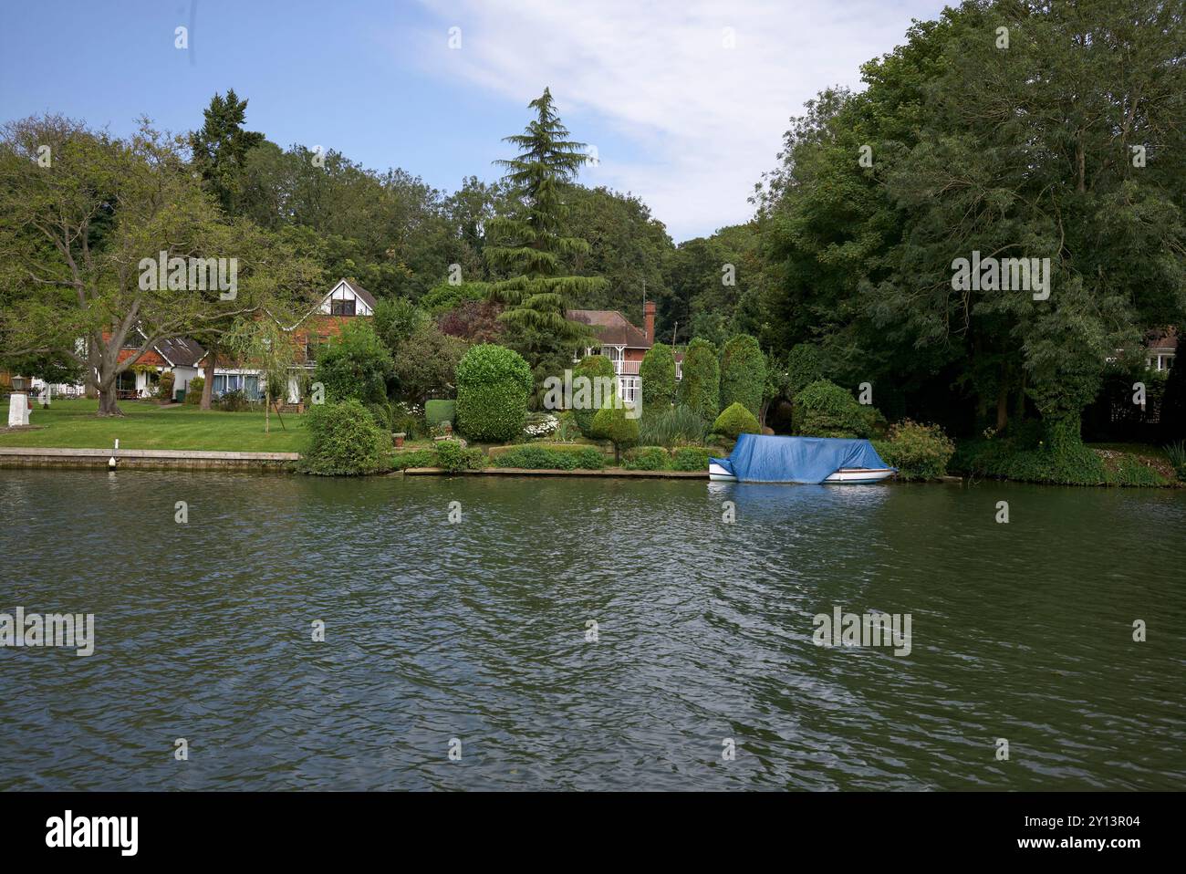 Grand riverside house in Caversham, Berkshire, offering stunning views ...
