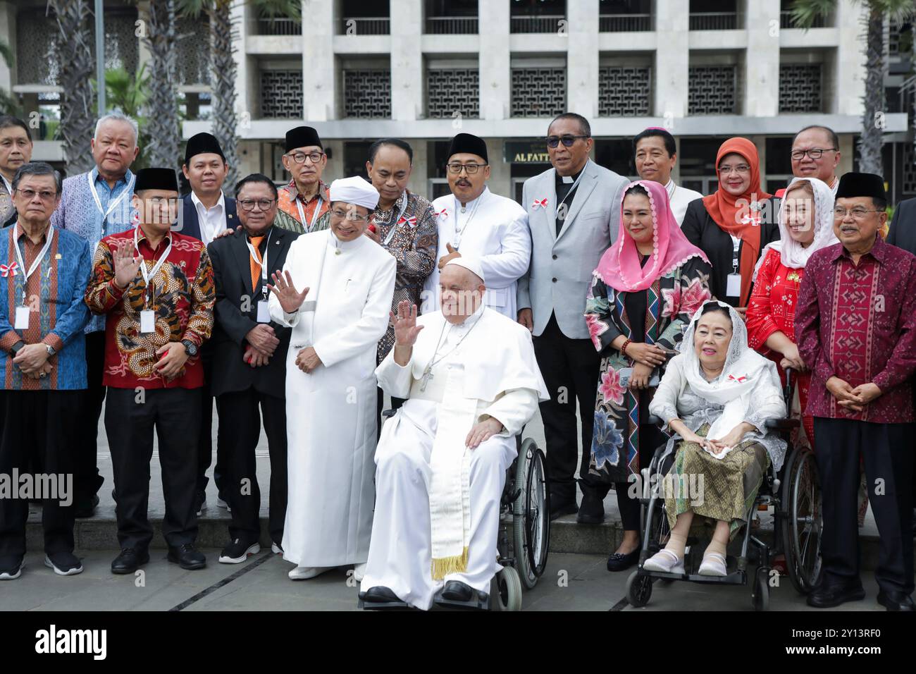 Grand Imam of Istiqlal Mosque Nasaruddin Umar, centre left and Pope ...