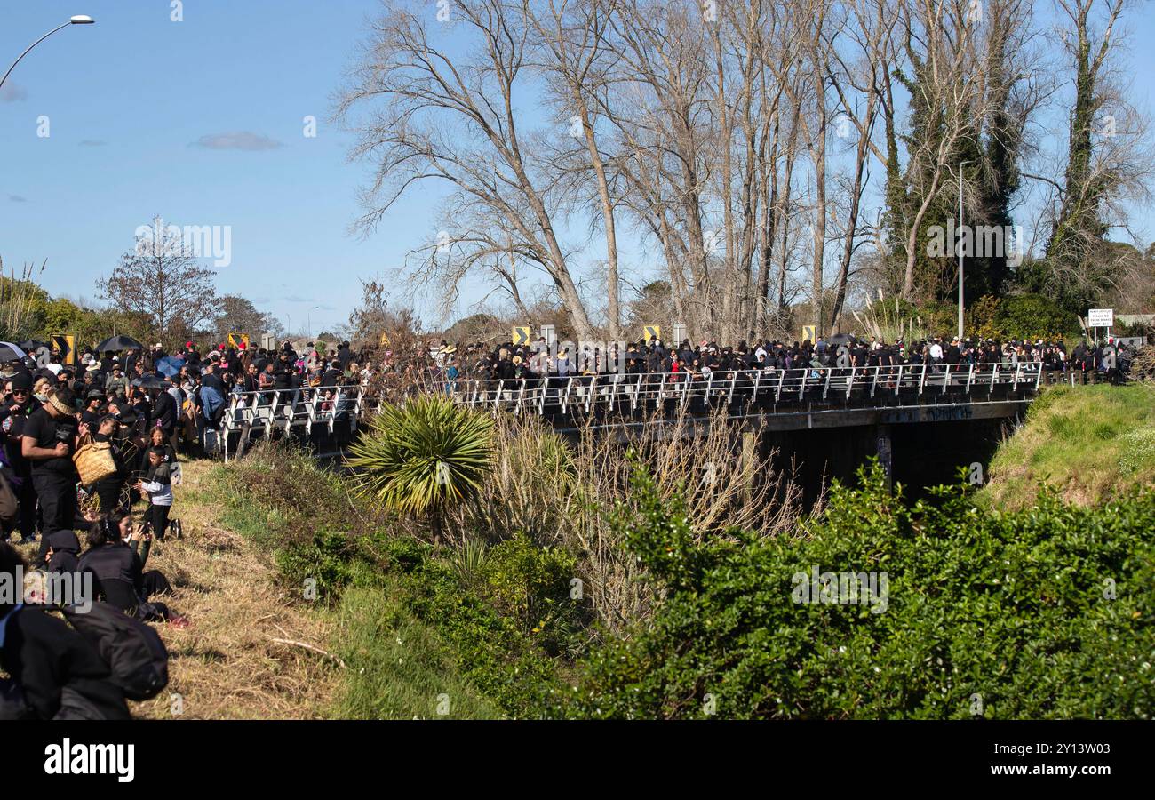 Mourners crowd the roads as the body of Maori king, Kingi Tuheitia, is ...