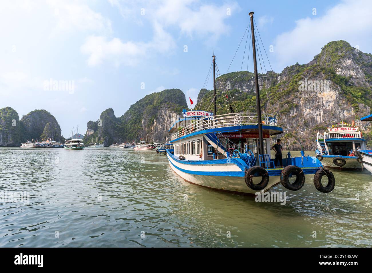 Boats arriving at Surprise Grotto aka Hang Sung Sot in Ha Long Bay Stock Photo - Alamy