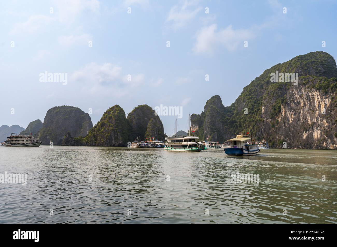Boat wharf at Surprise Grotto aka Hang Sung Sot in Ha Long Bay Stock Photo - Alamy