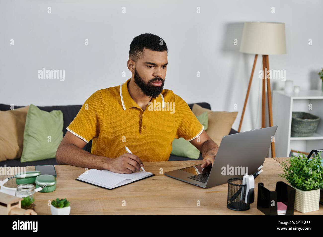 Focused individual writes notes hi-res stock photography and images - Alamy