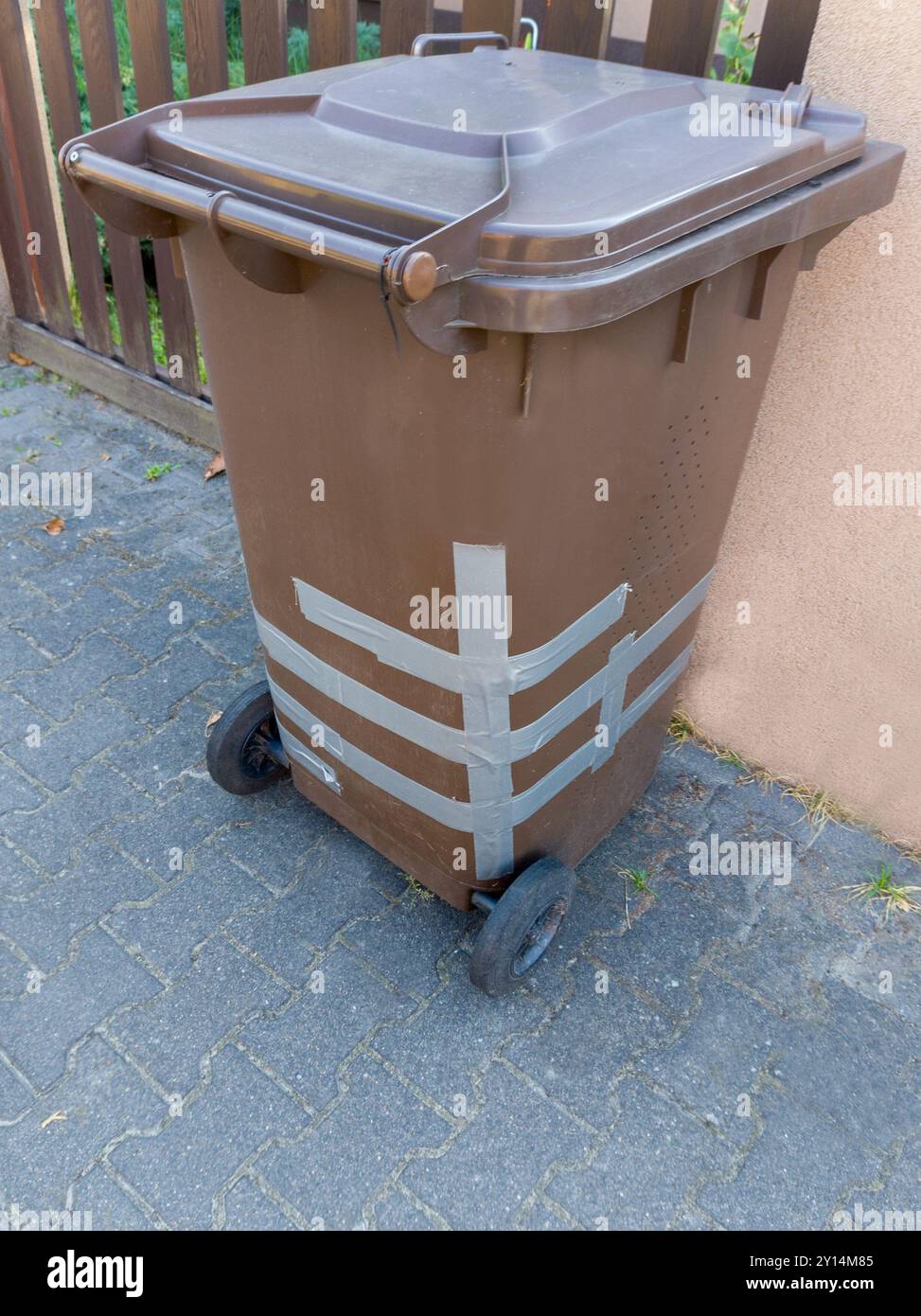 Bin repair hi-res stock photography and images - Alamy