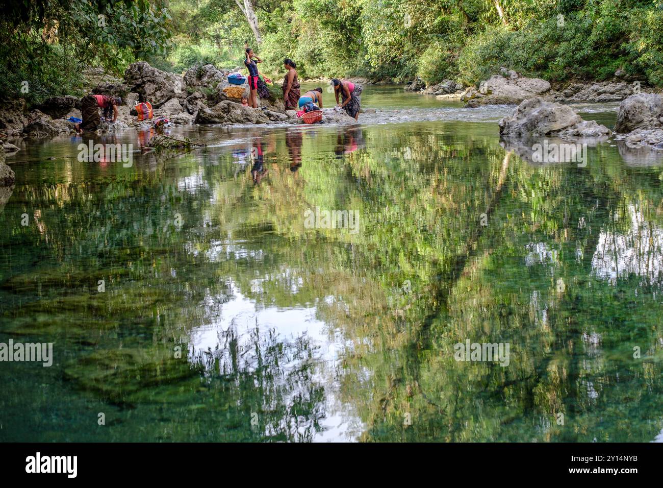 Women washing clothes in the Cuatro Chorros river, La Parroquia, Zona ...