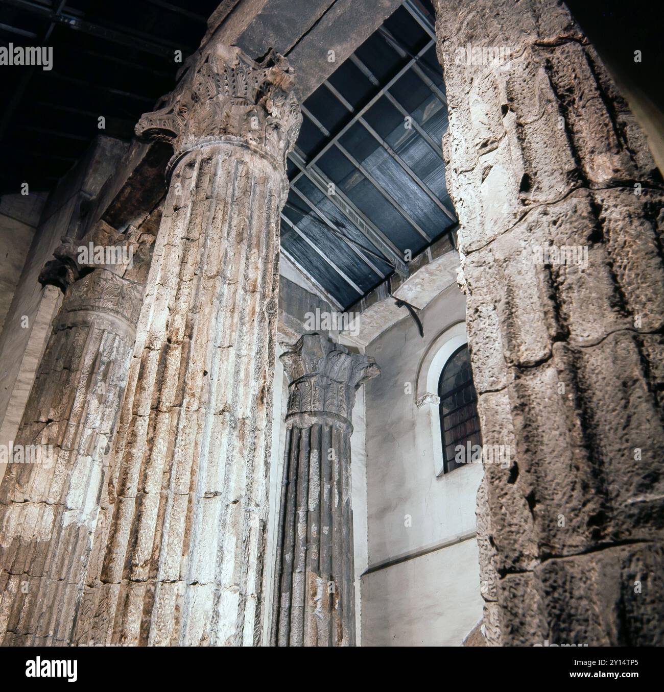COLUMNAS ROMANAS DEL TEMPLO DE AUGUSTO, BARCELONA Stock Photo - Alamy