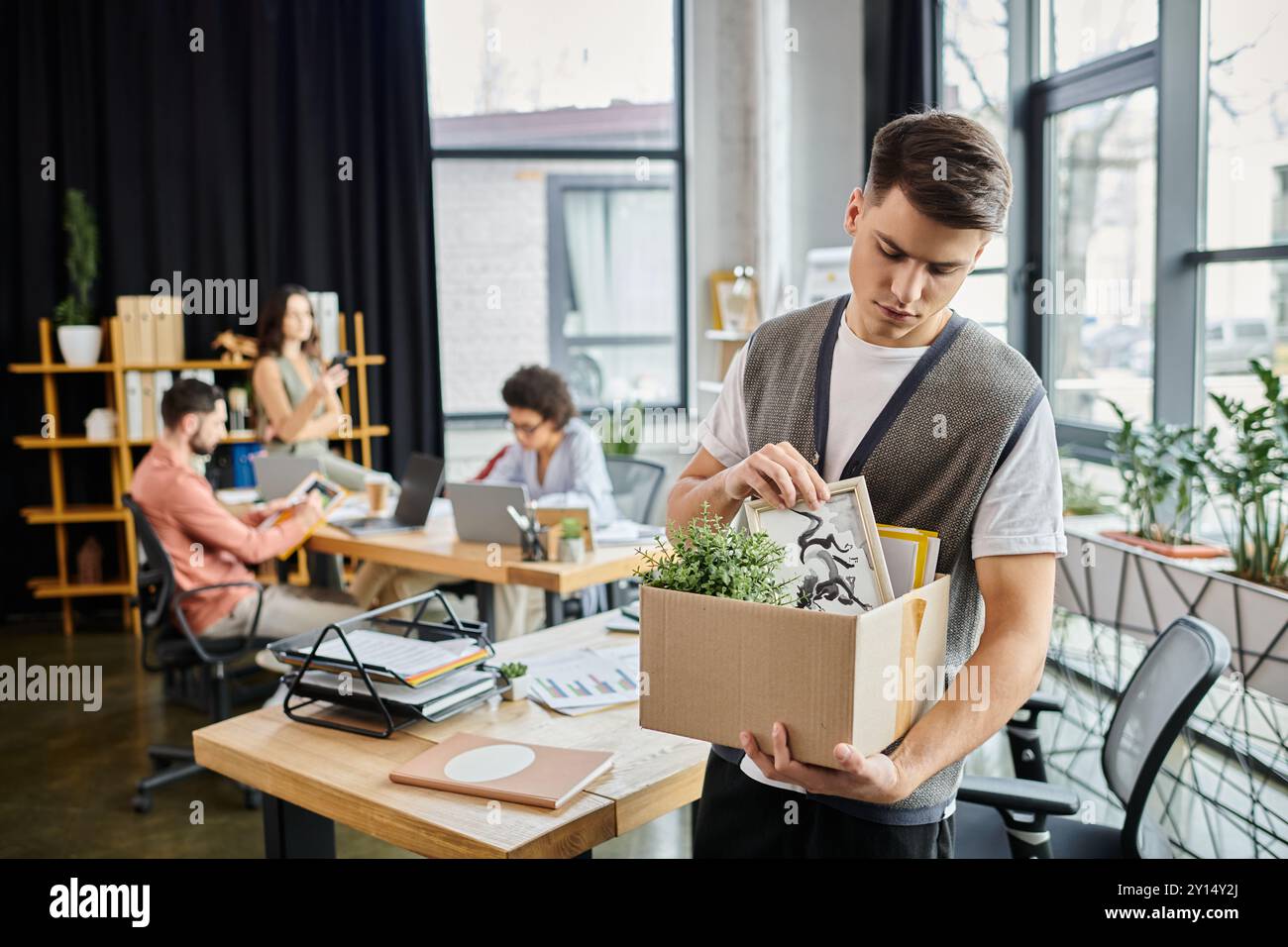 Young professional packing office items hi-res stock photography and ...