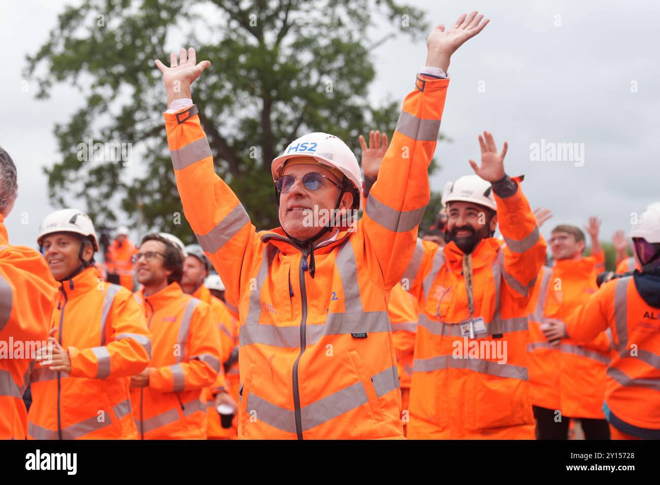 Workers celebrate as the final deck segment of HS2's 2.1-mile long ...