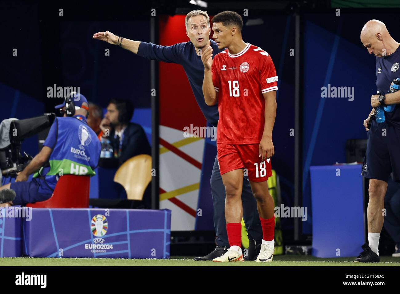 Dortmund - (l-r) Denmark coach Kasper Hjulmand, Alexander Bah of ...