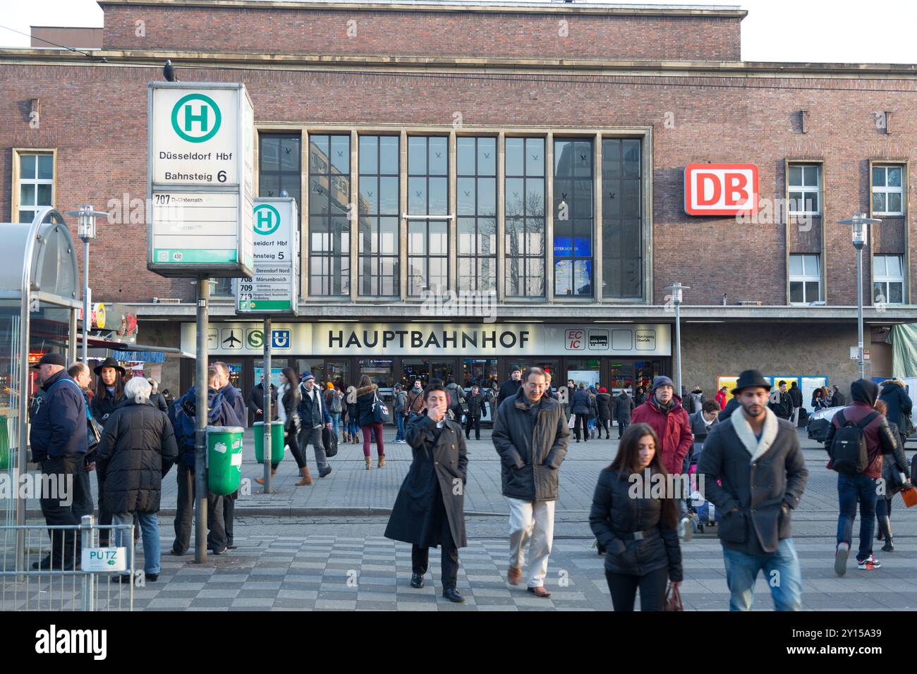 Bahnhof bahnsteig hi-res stock photography and images - Alamy