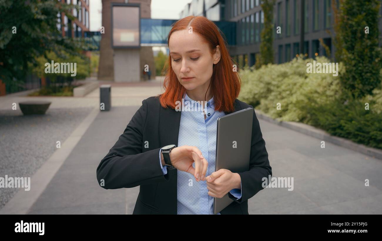 Wait waiting lateness check hi-res stock photography and images - Alamy