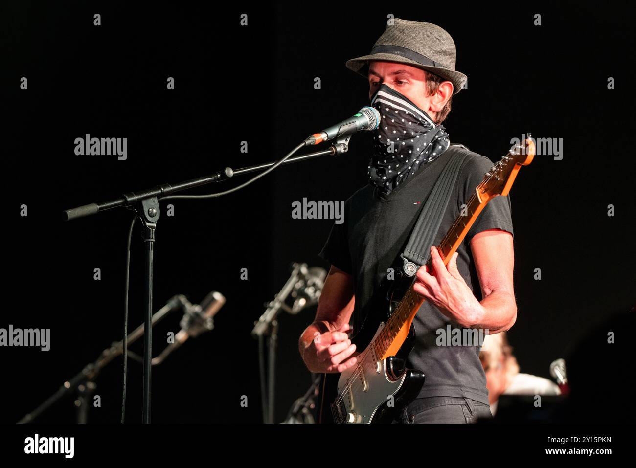 BAR ITALIA, CONCERT, 2024: Guitarist Sam Fenton from the band Bar ...