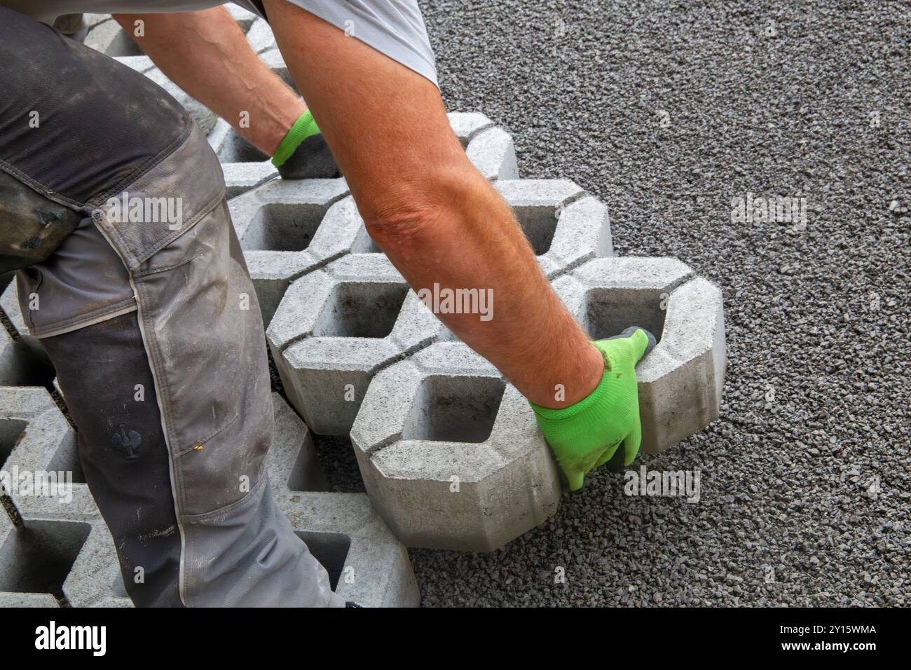 Pflasterarbeiten: Verlegen von Rasengittersteinen *** Paving work ...