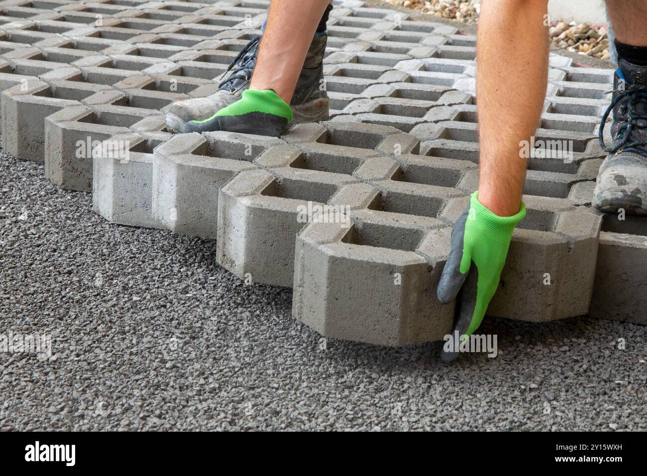Pflasterarbeiten: Verlegen von Rasengittersteinen *** Paving work ...