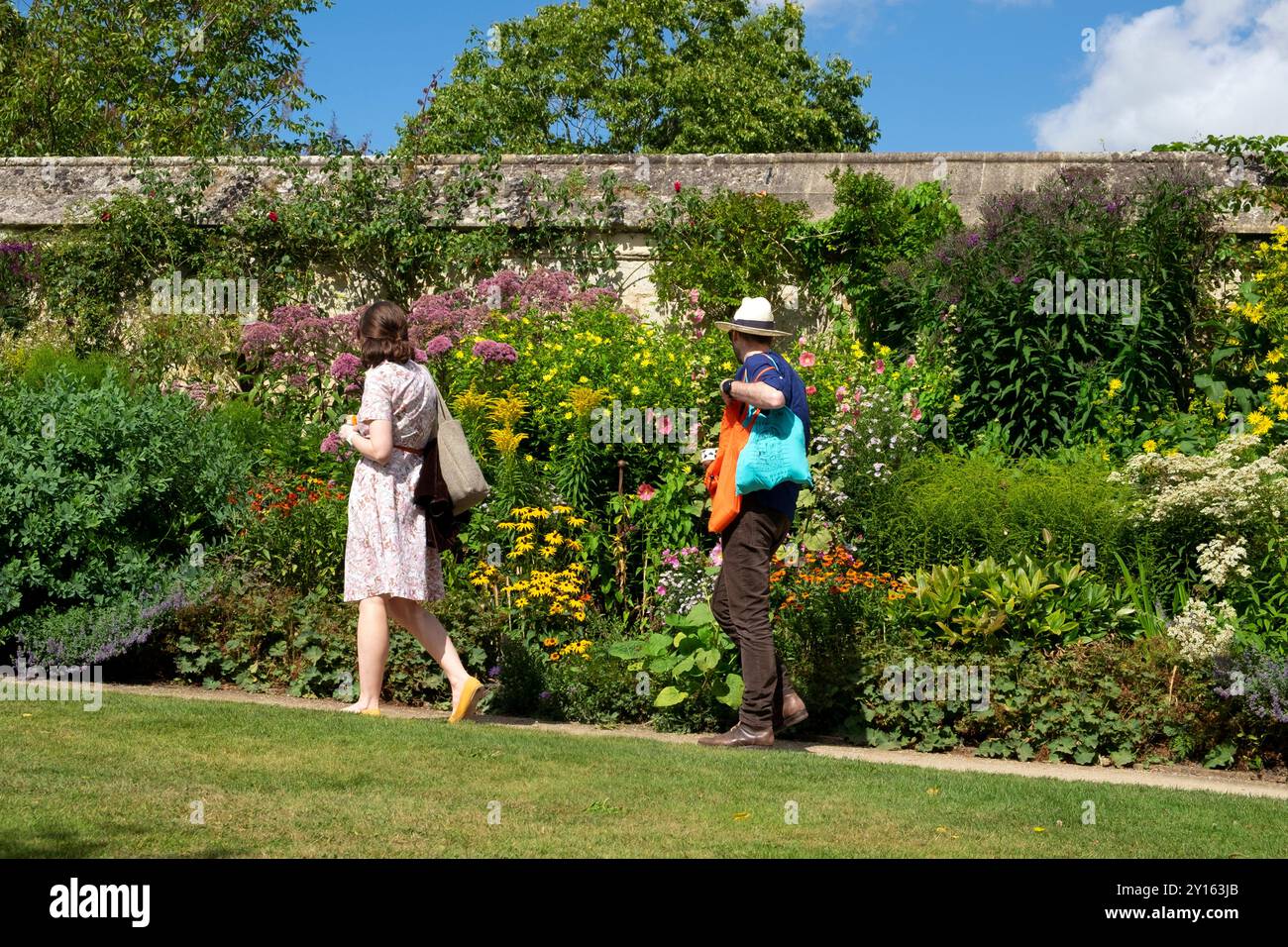 Perennials bed summer hi-res stock photography and images - Alamy