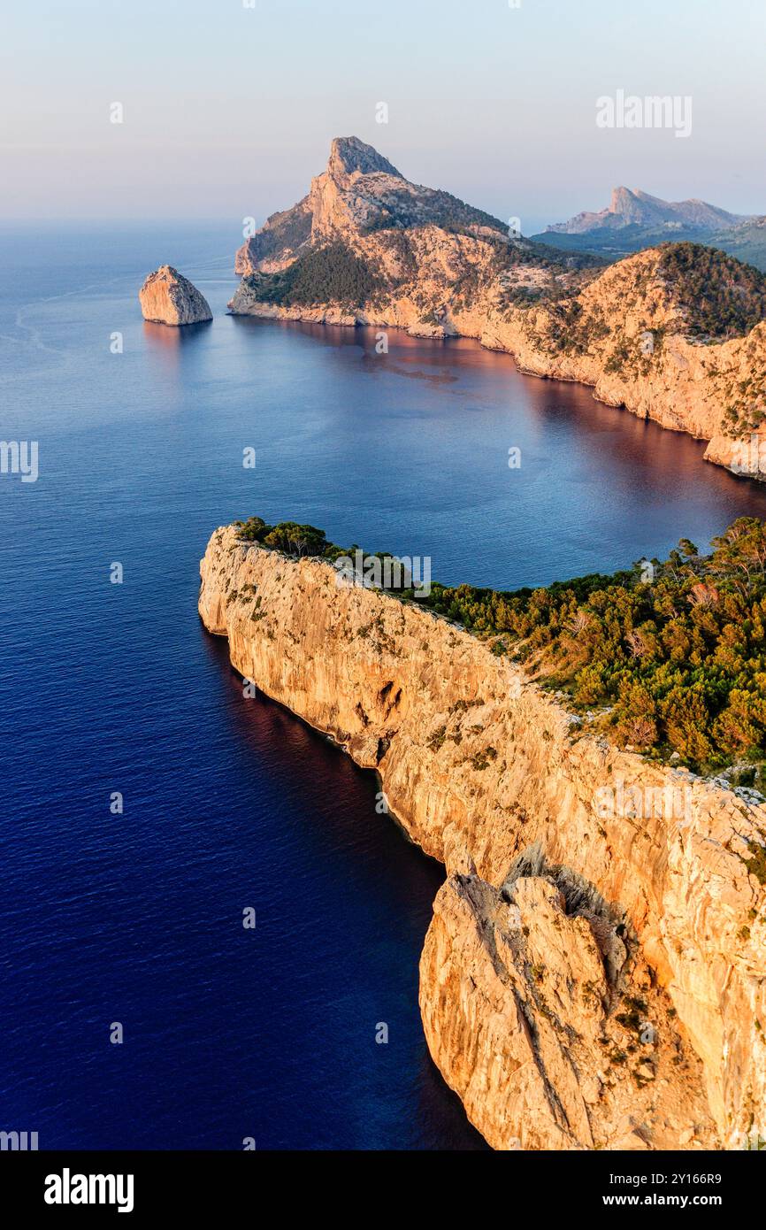 punta de La Nau y islote de Es Colomer,peninsula de Formentor, Pollença ...