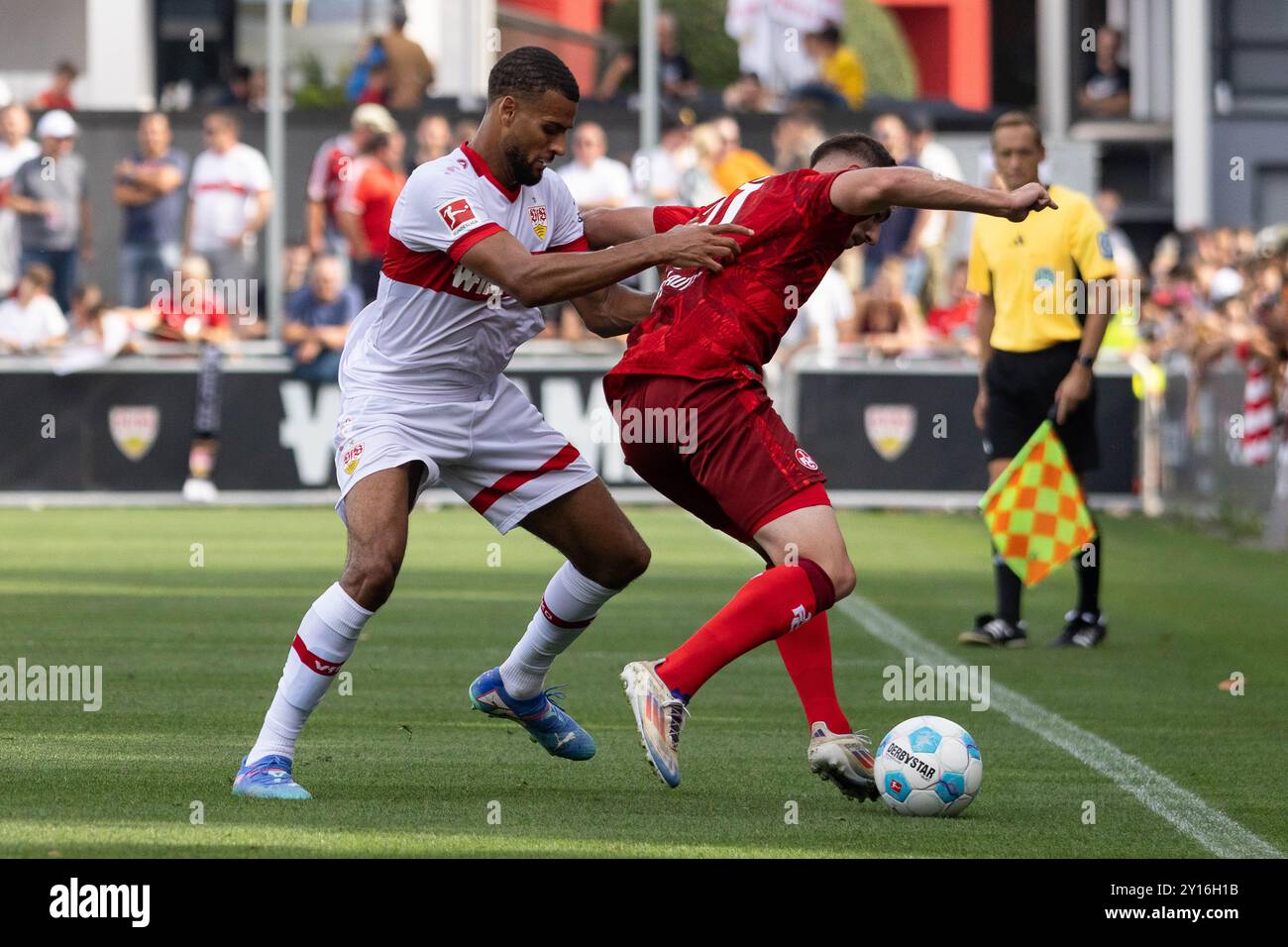 Josha VAGNOMAN (VfB Stuttgart, #04) im Zweikampf gegen Leon ROBINSON (1 ...