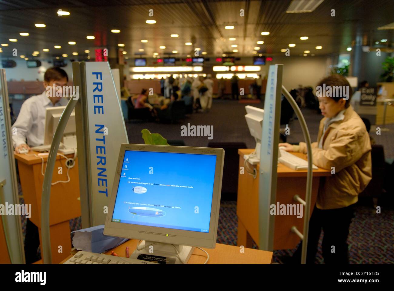 Computers in airport hi-res stock photography and images - Alamy
