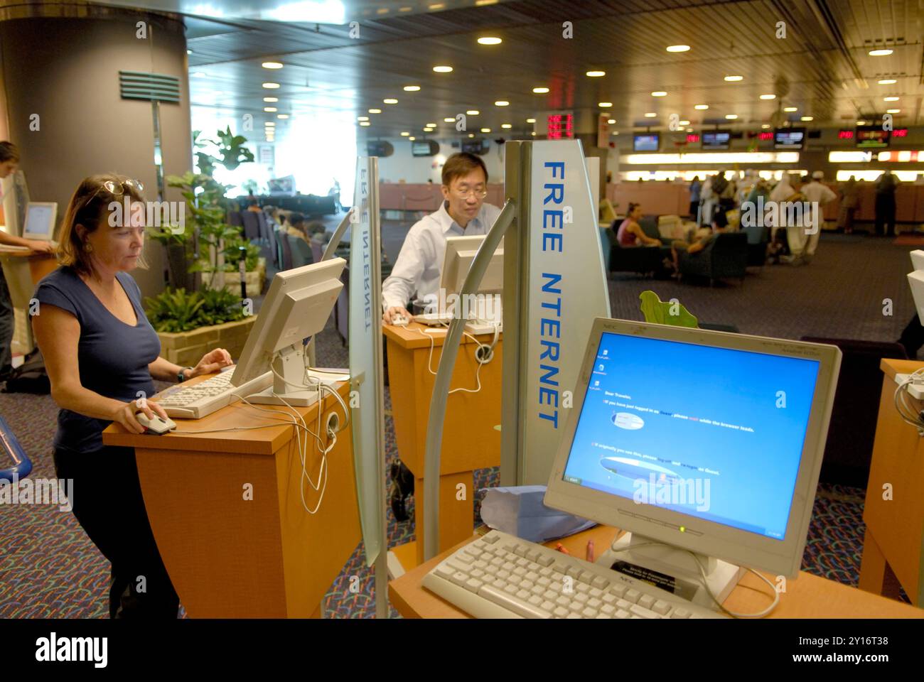 Computers in airport hi-res stock photography and images - Alamy