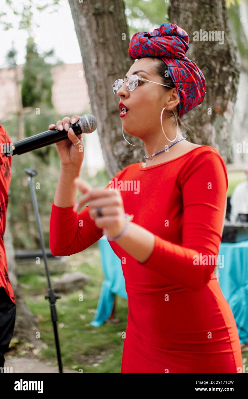 musical group, band, on stage in bright rays Stock Photo - Alamy