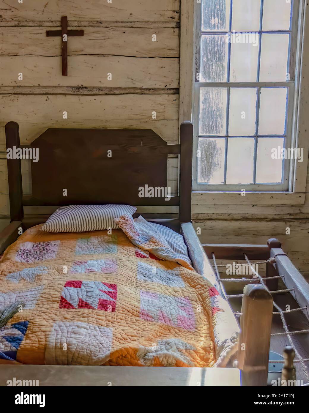 Antique rope bed hi-res stock photography and images - Alamy