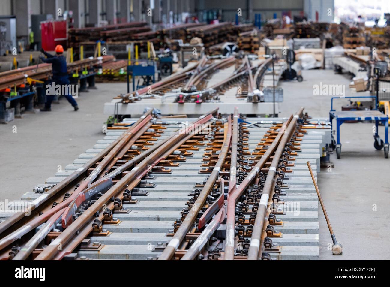 Witten, Germany. 05th Sep, 2024. Workers assemble double crossing ...