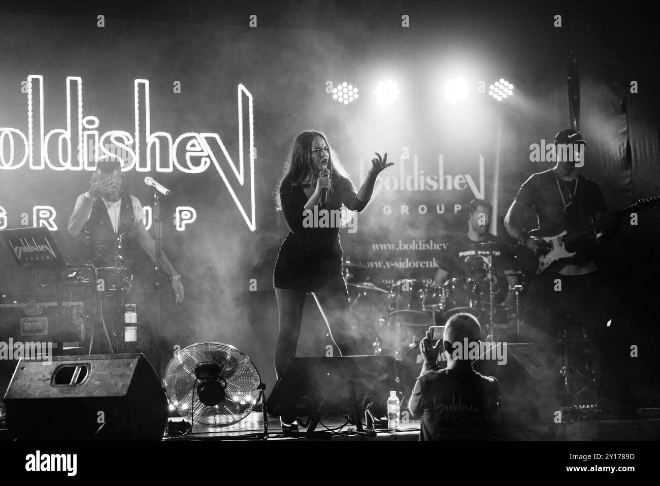 musical group, band, on stage in bright rays Stock Photo - Alamy